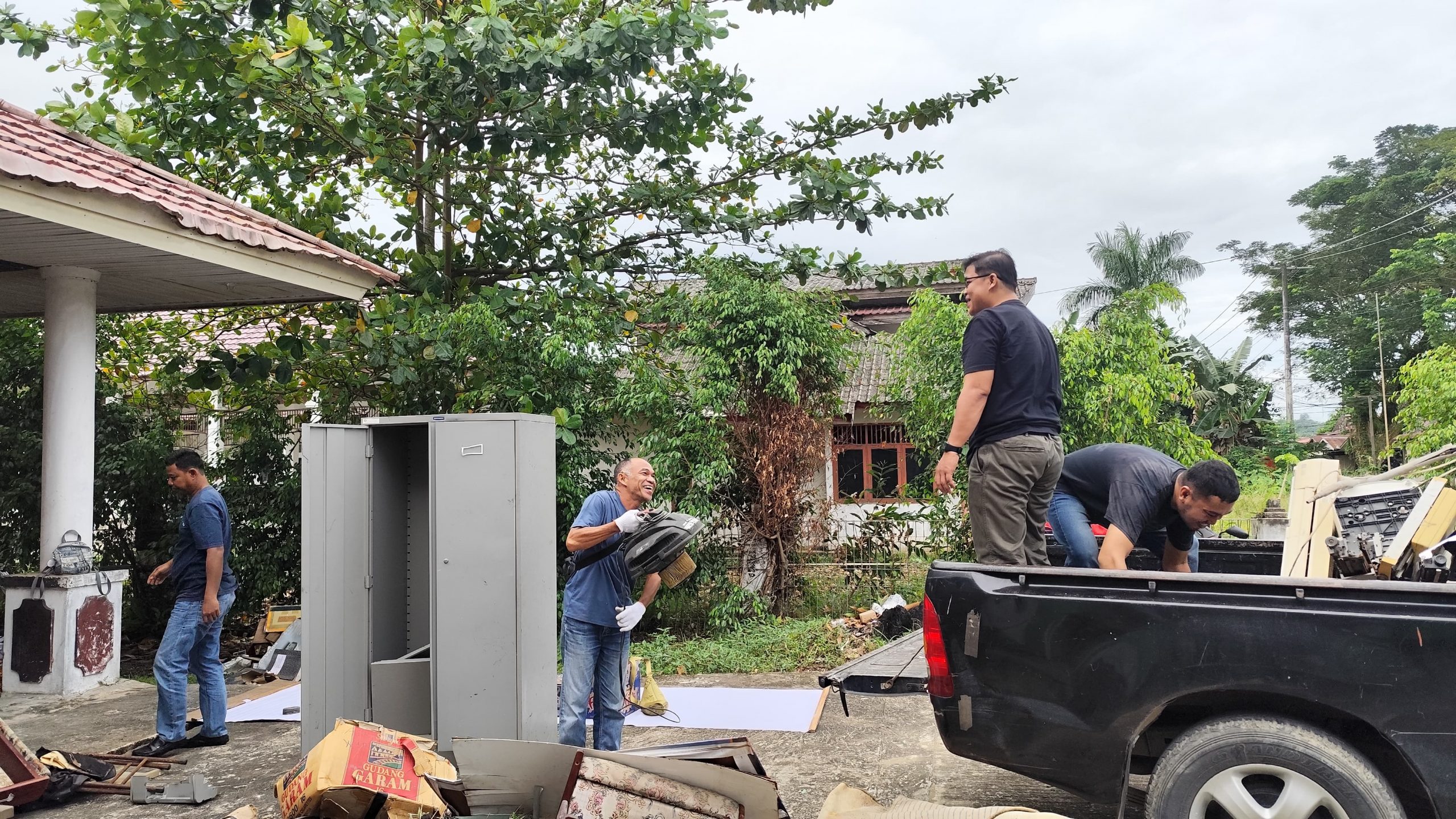 DPMD Kukar Lakukan Pemindahan Aset dan Arsip Lewat Gotong Royong - Berita Terkini, Menghubungkan ...