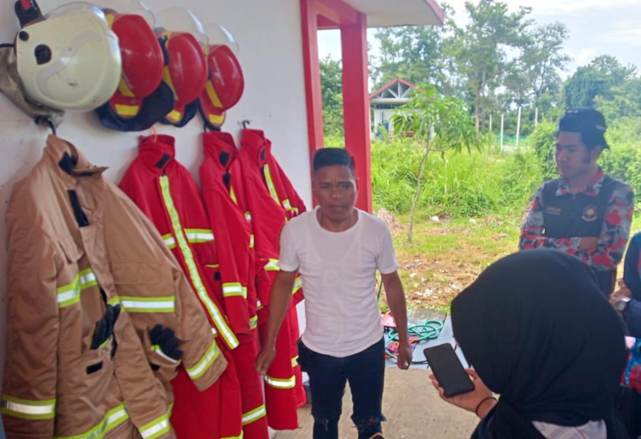 Perisai Para Pahlawan Api: APD Lengkap Damkar Kota Bangun Selalu Siaga ...